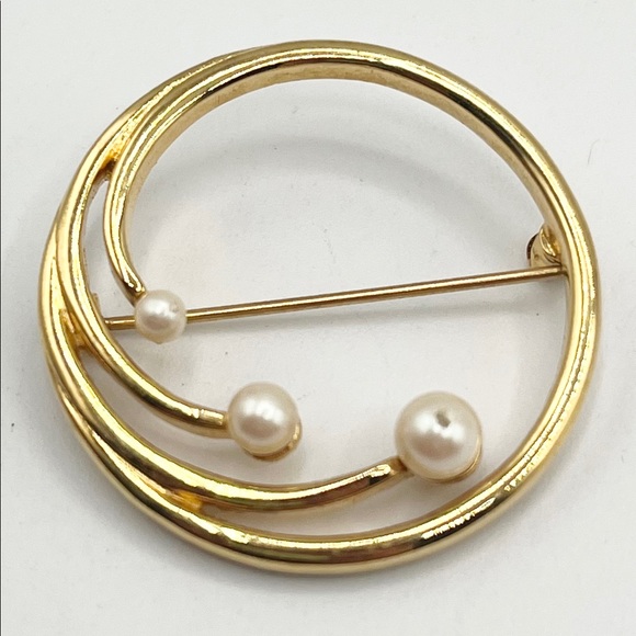 Monet | Jewelry | Vintage Monet Gold Tone Faux Pearl Brooch Pin | Poshmark